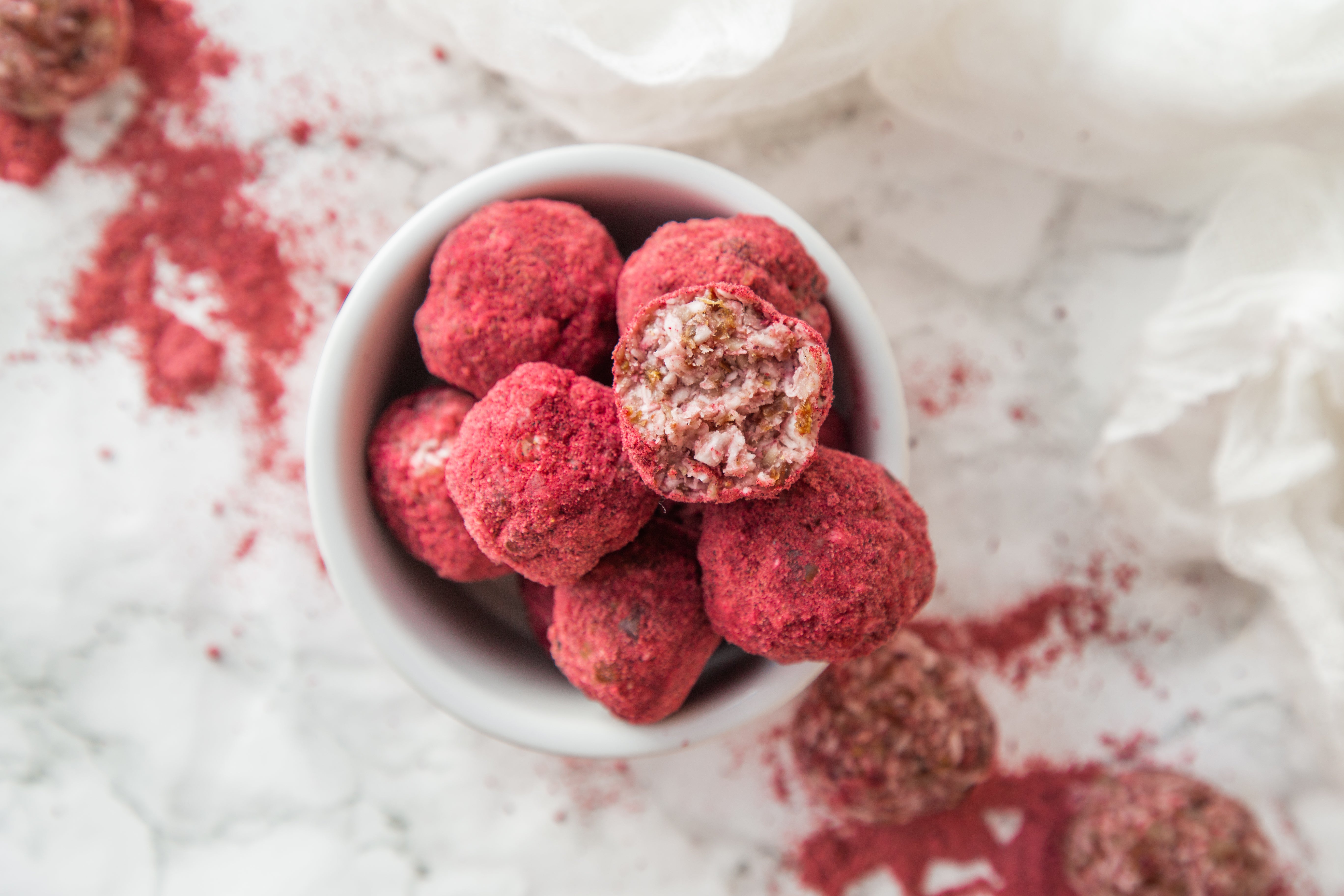 Berry Bliss Fruit & Dates balls – hey'Mo